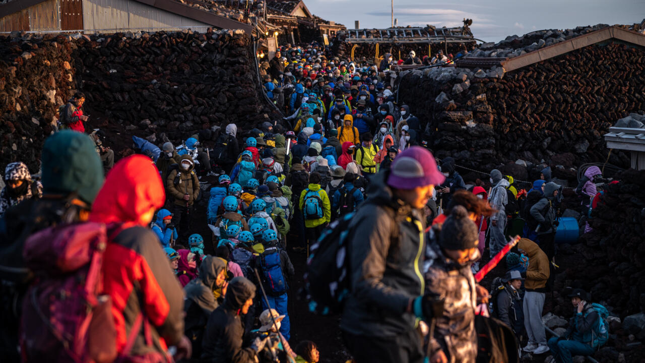 Japanese officials call for Mount Fuji crowd control