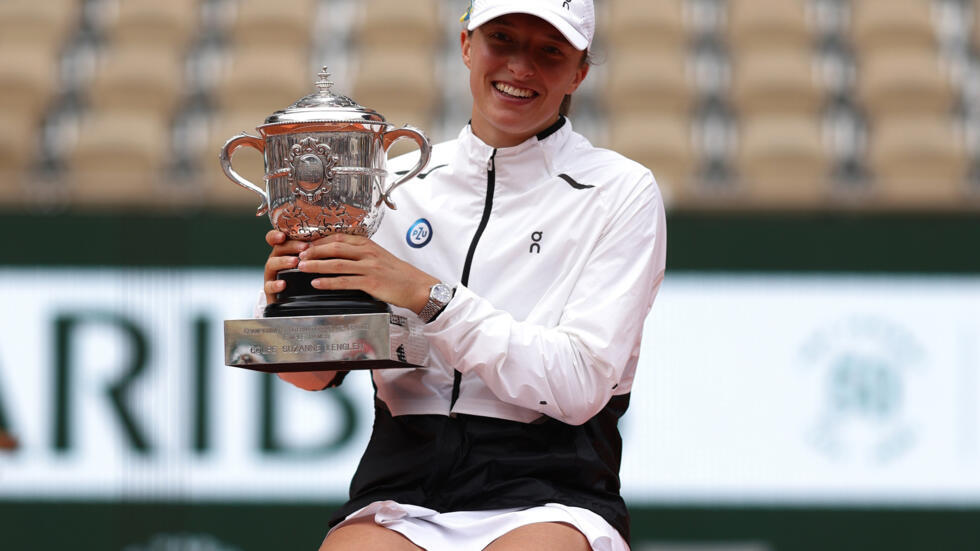 Swiatek keeps lid on expectations despite Evert's '10 French Opens ...