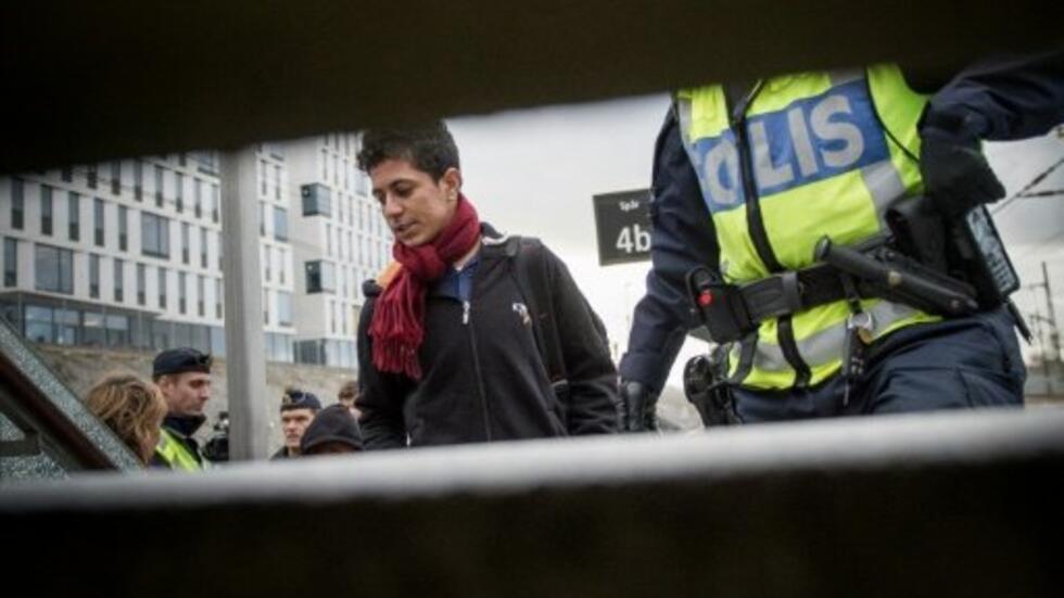 Sweden, Denmark impose stricter border controls to stem migrant influx
