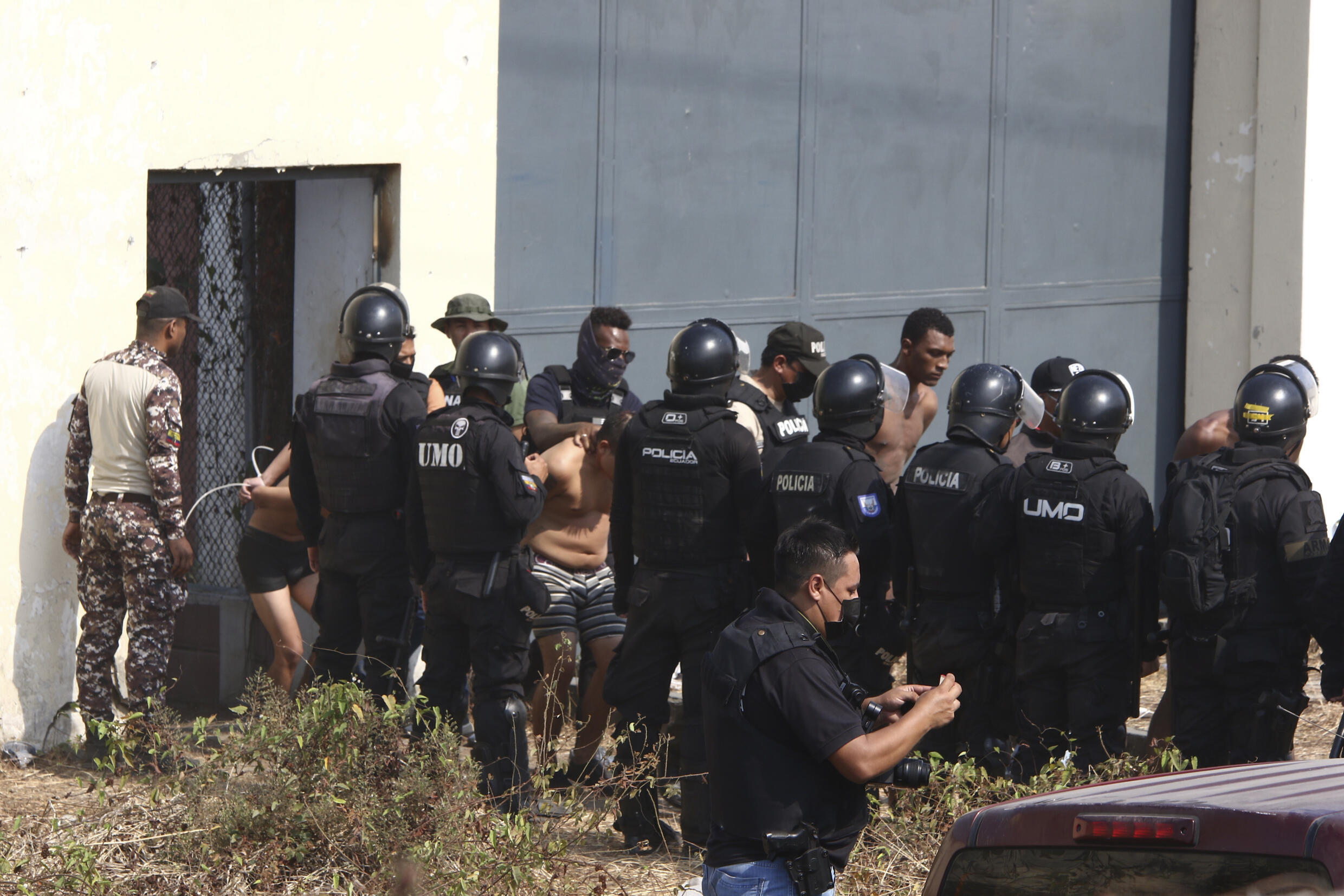 As violence torments Ecuadoran city of Guayaquil, even police cower