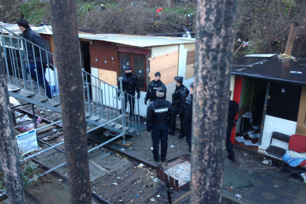 À Paris, un camp de Roms évacué dans le calme