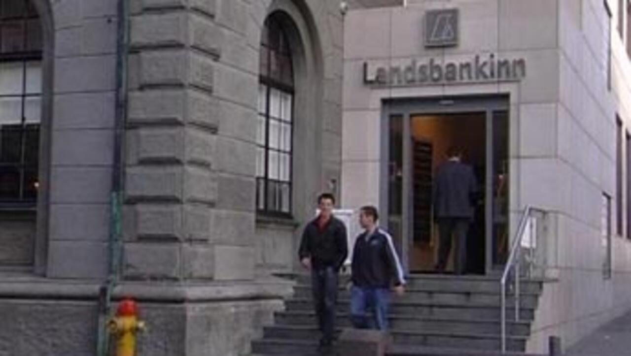 Iceland sinks further into crisis