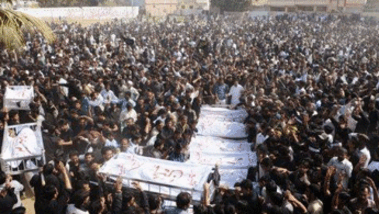 Thousands mourn Karachi bomb blast victims