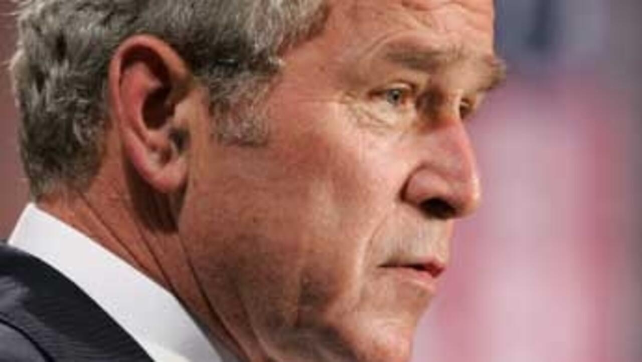 Bush visits Afghanistan after eventful day in Iraq