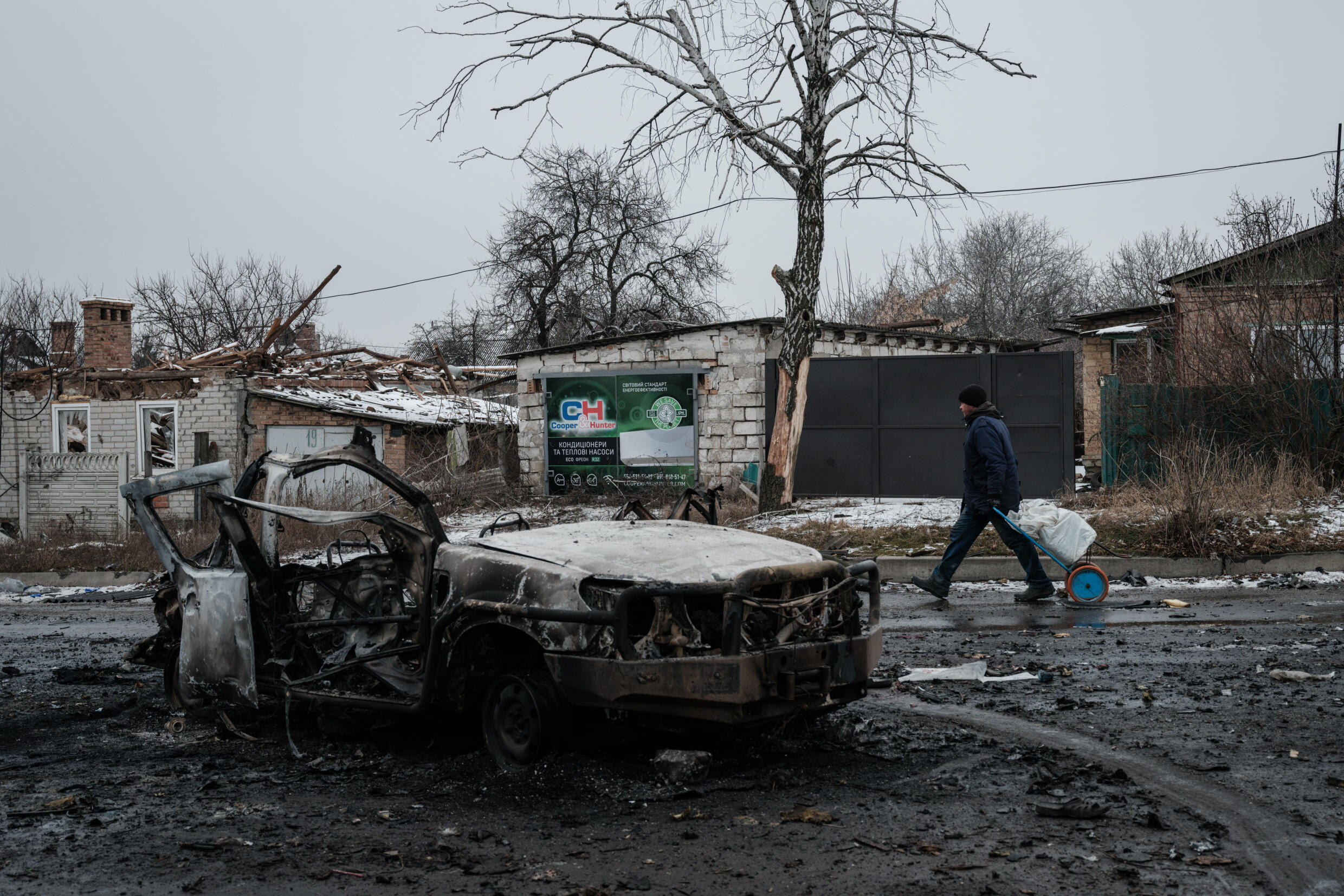 Bakhmut's last residents brace for Russian advance