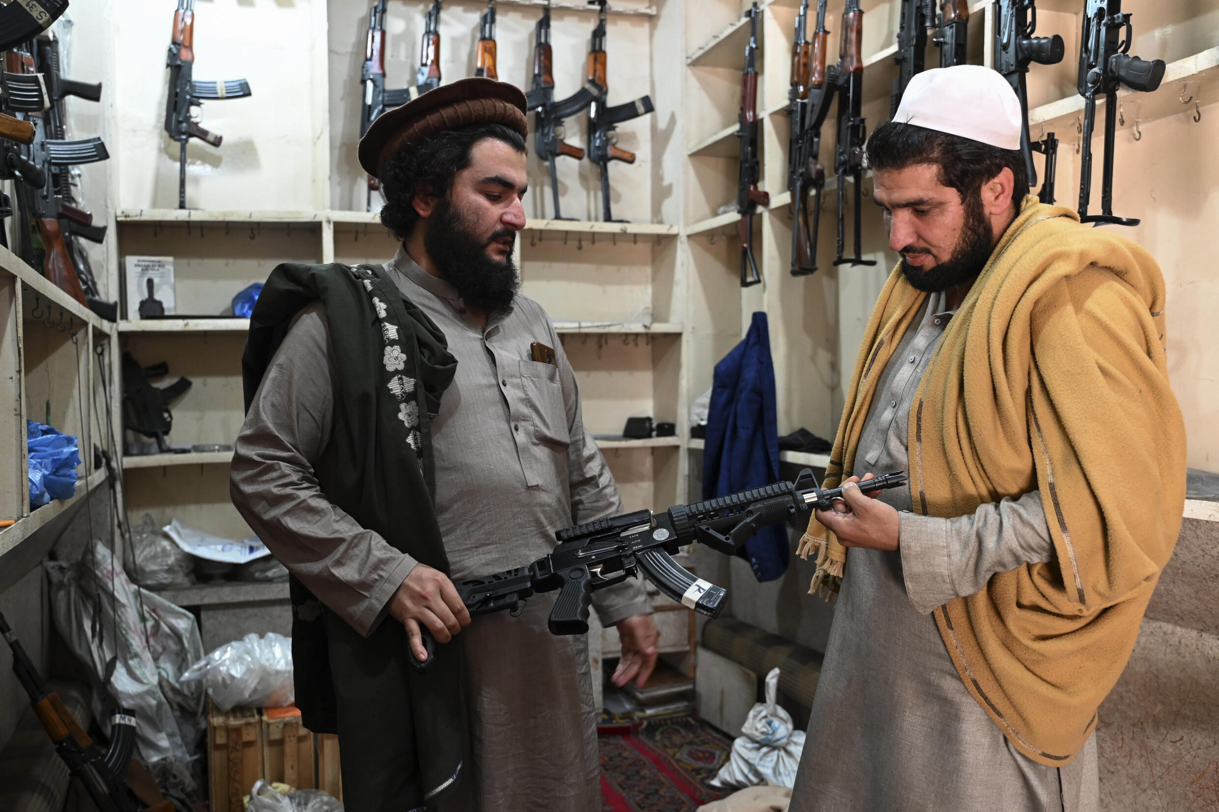 Library thrives in Pakistan's 'wild west' gun market town