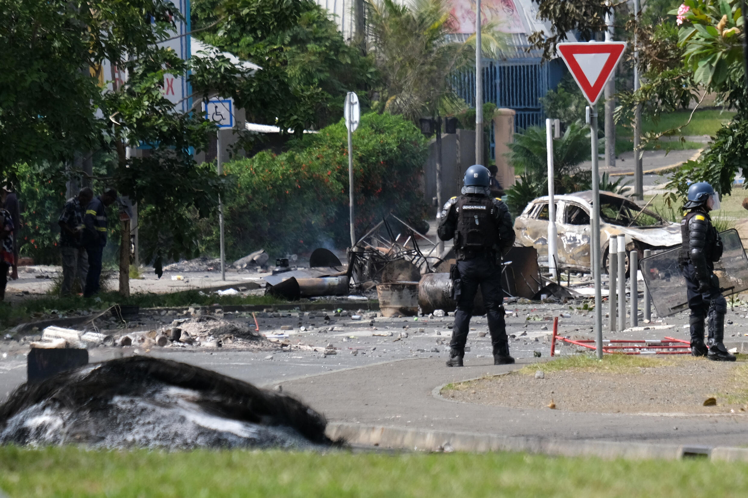 New Caledonia: 'Shots fired' at police in French territory amid riots ...