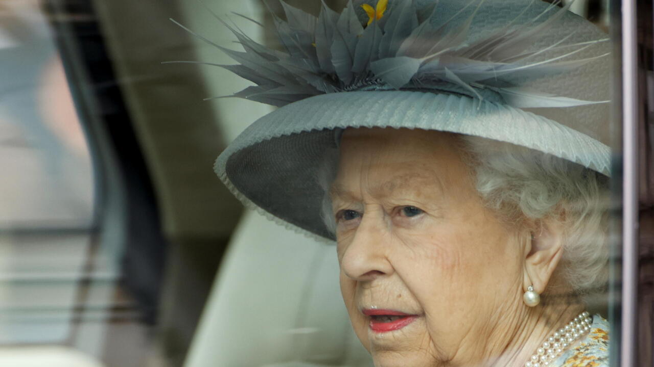 Queen returns to public stage, opening new UK parliament session