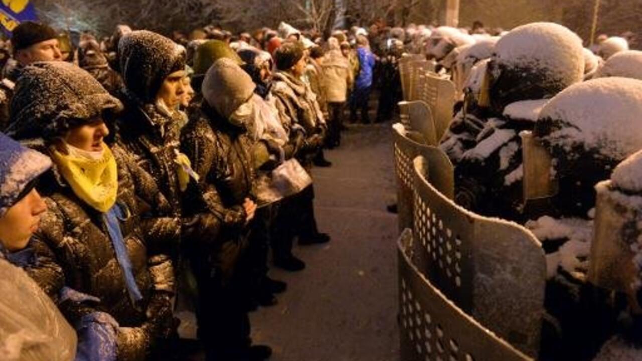 Riot police dismantle barricades in Kiev