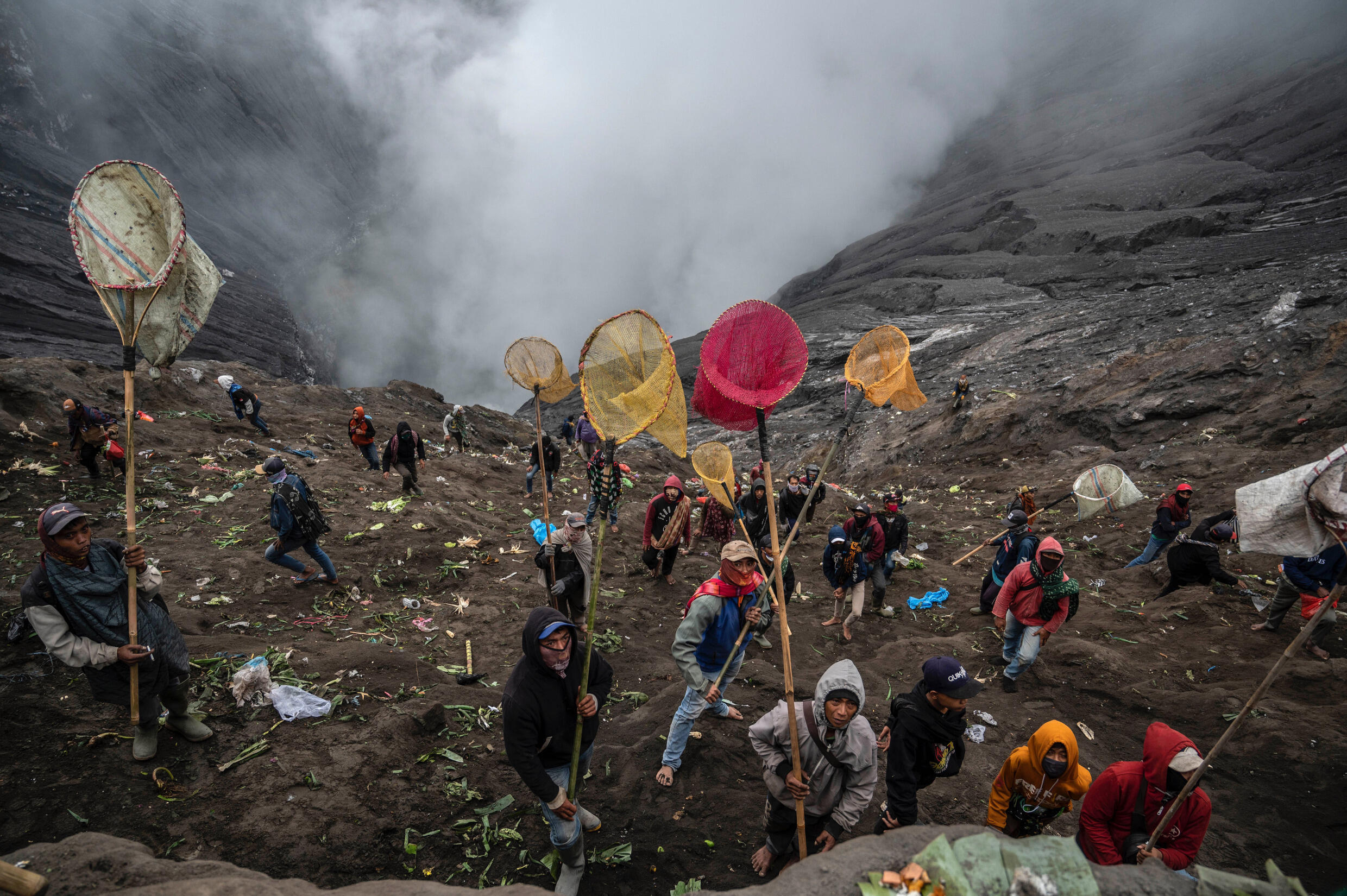 Thousands flock to Indonesian volcano for Hindu ritual sacrifice