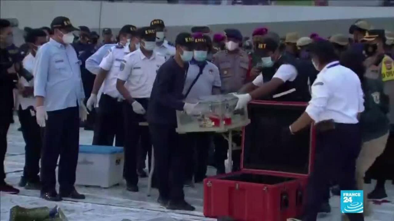 Indonesia recupera una de las cajas negras del avión siniestrado en el mar de Java - France 24