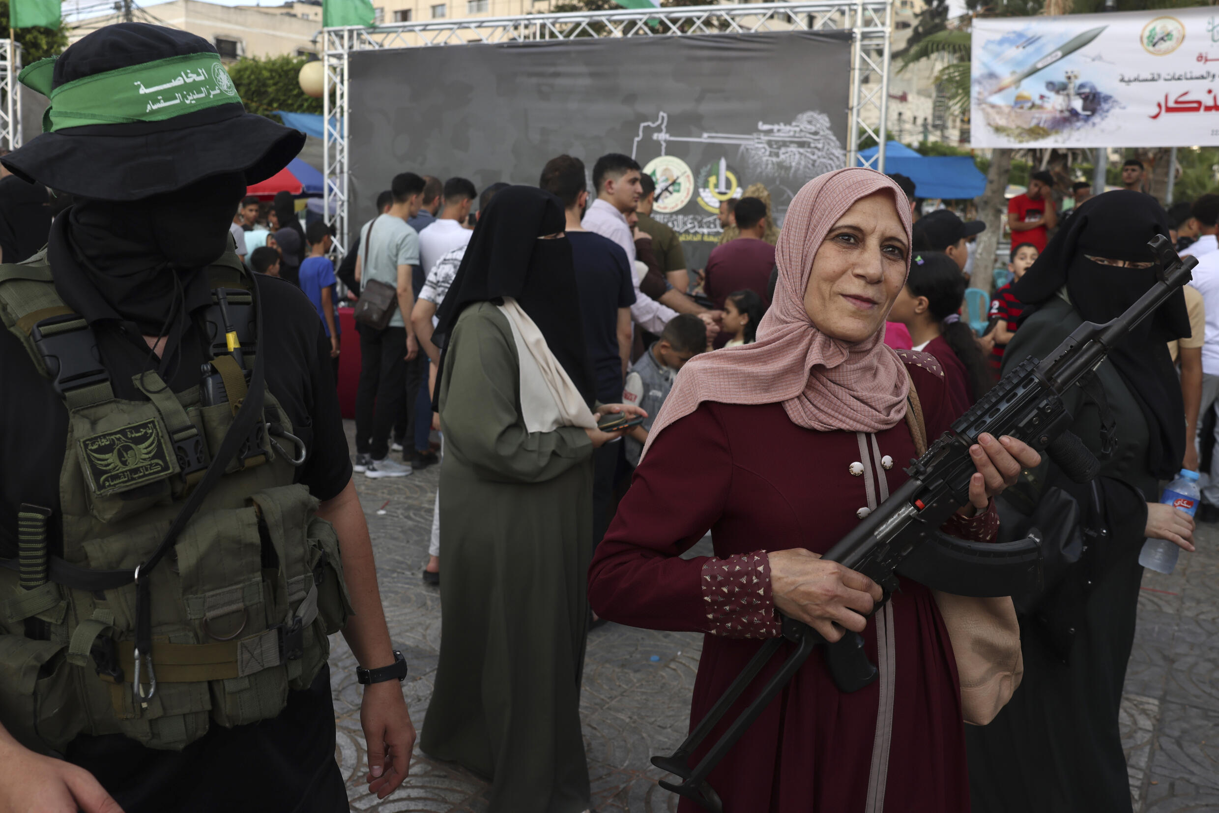 Hamas lets Gaza residents pose with weapons for first time