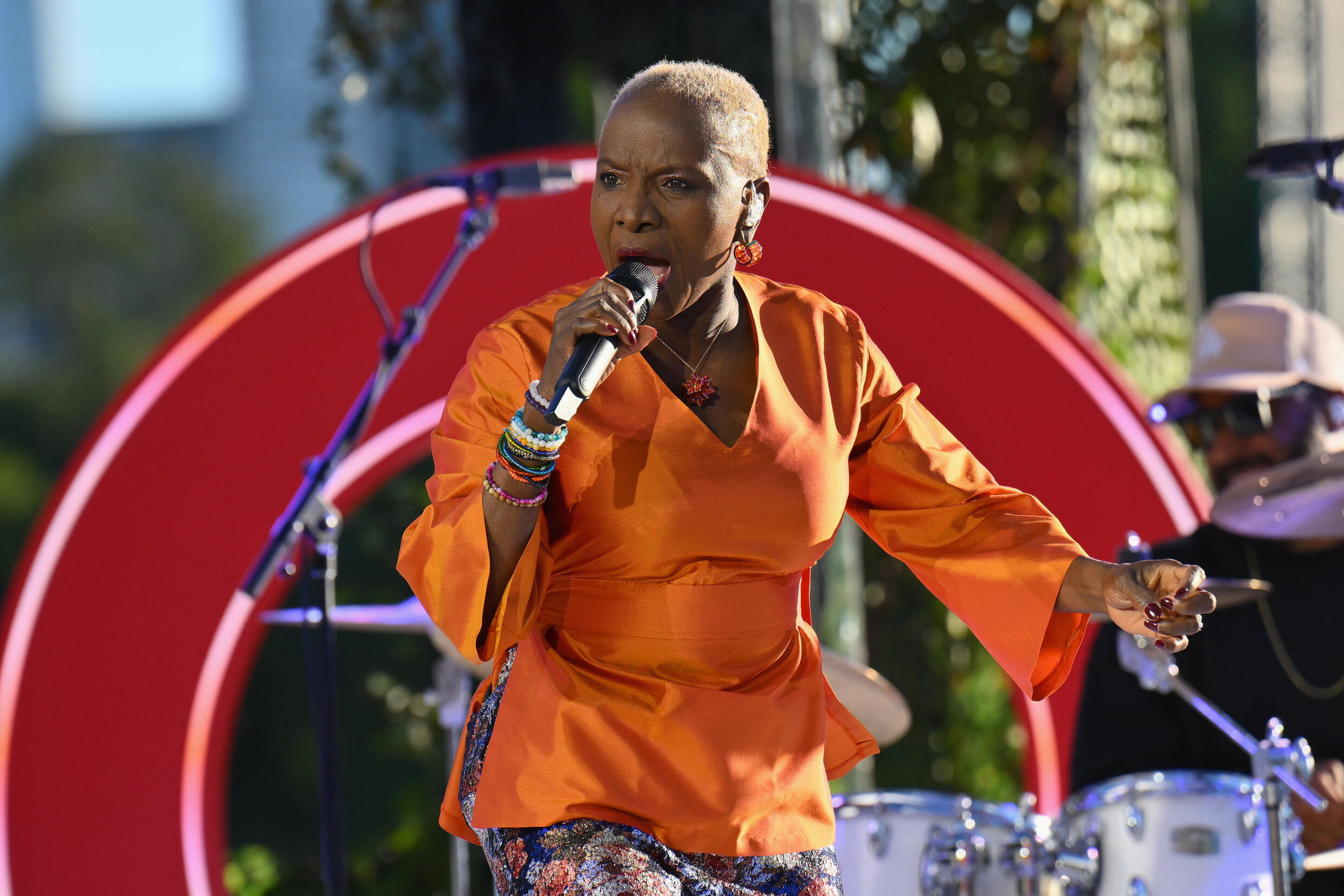 La chanteuse franco-béninoise Angélique Kidjo remporte le prestigieux ...