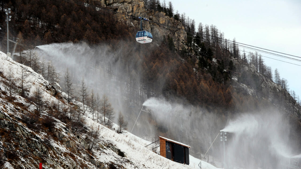 French ski resorts worried over snow's no-show