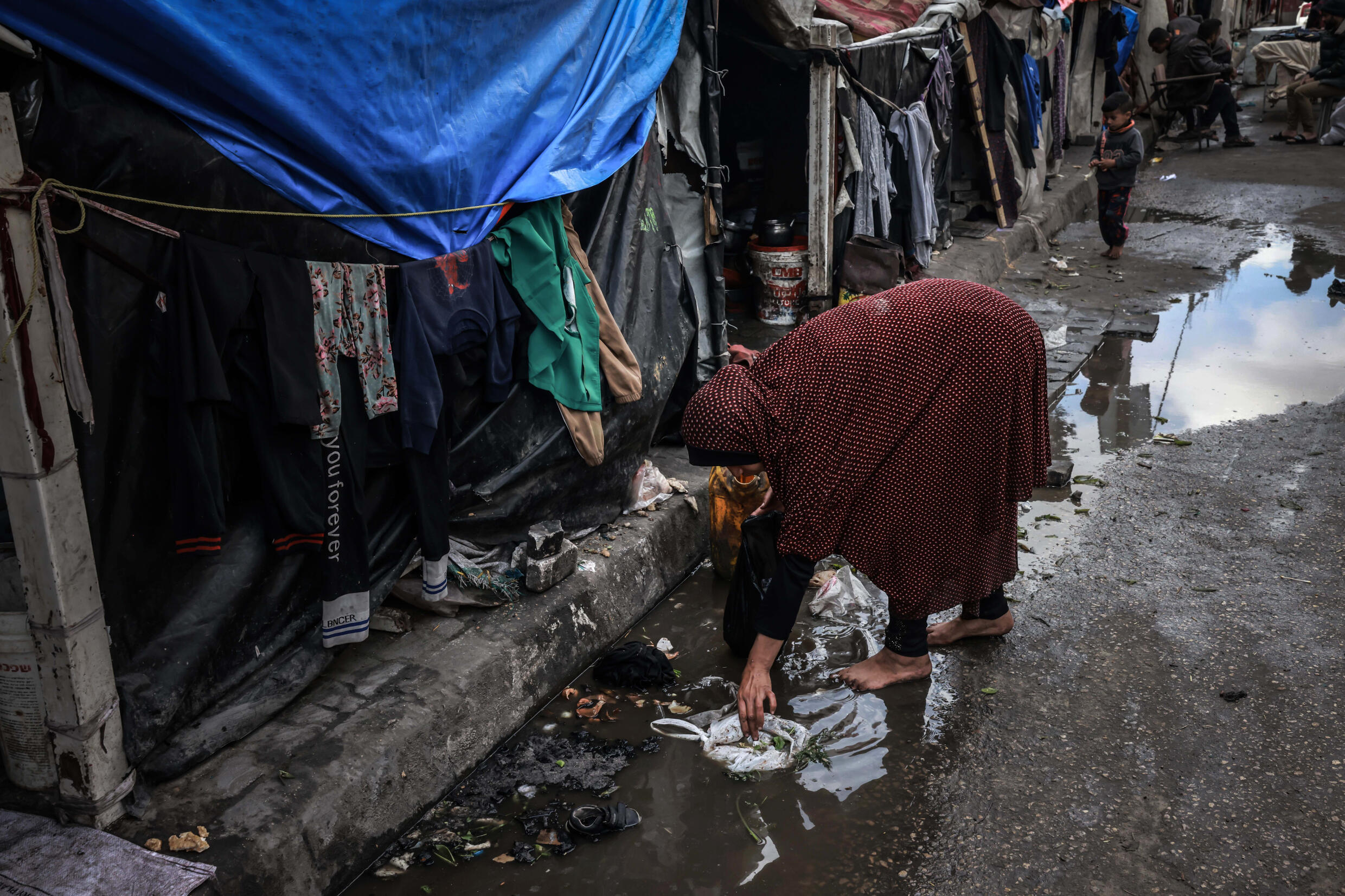 Sewage contamination, rubbish threaten health of war displaced Gazans