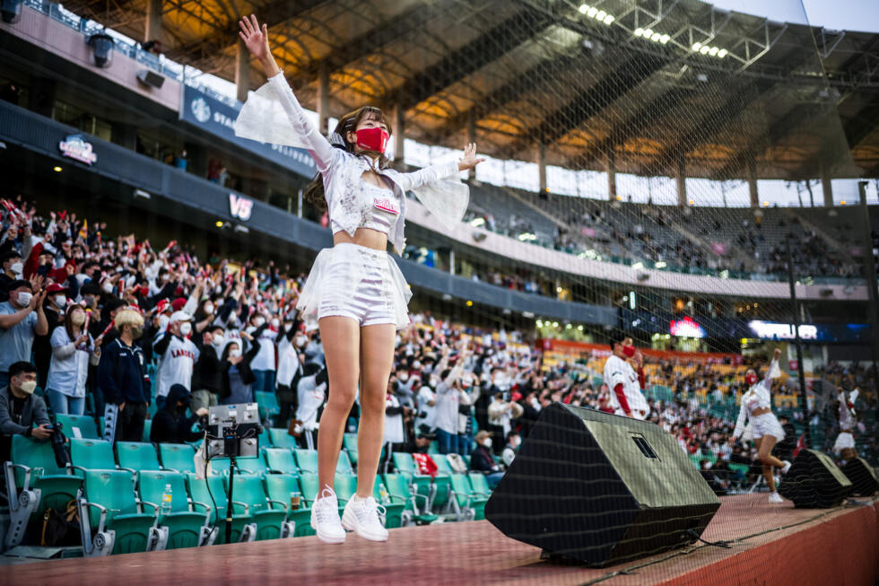 K-pop cheerleaders: the 'flowers' of South Korean baseball
