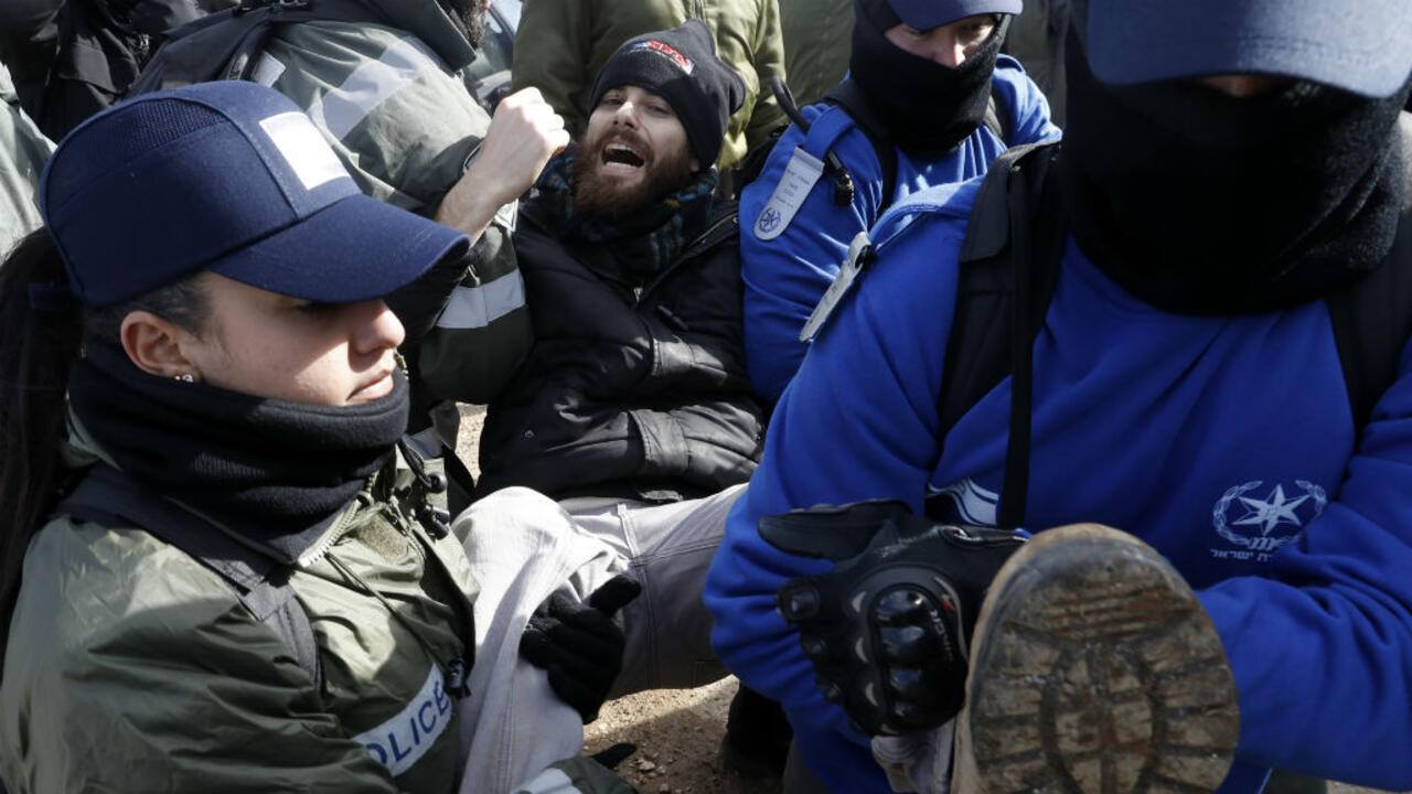 Israel evicts wildcat settlers while approving 3000 new homes