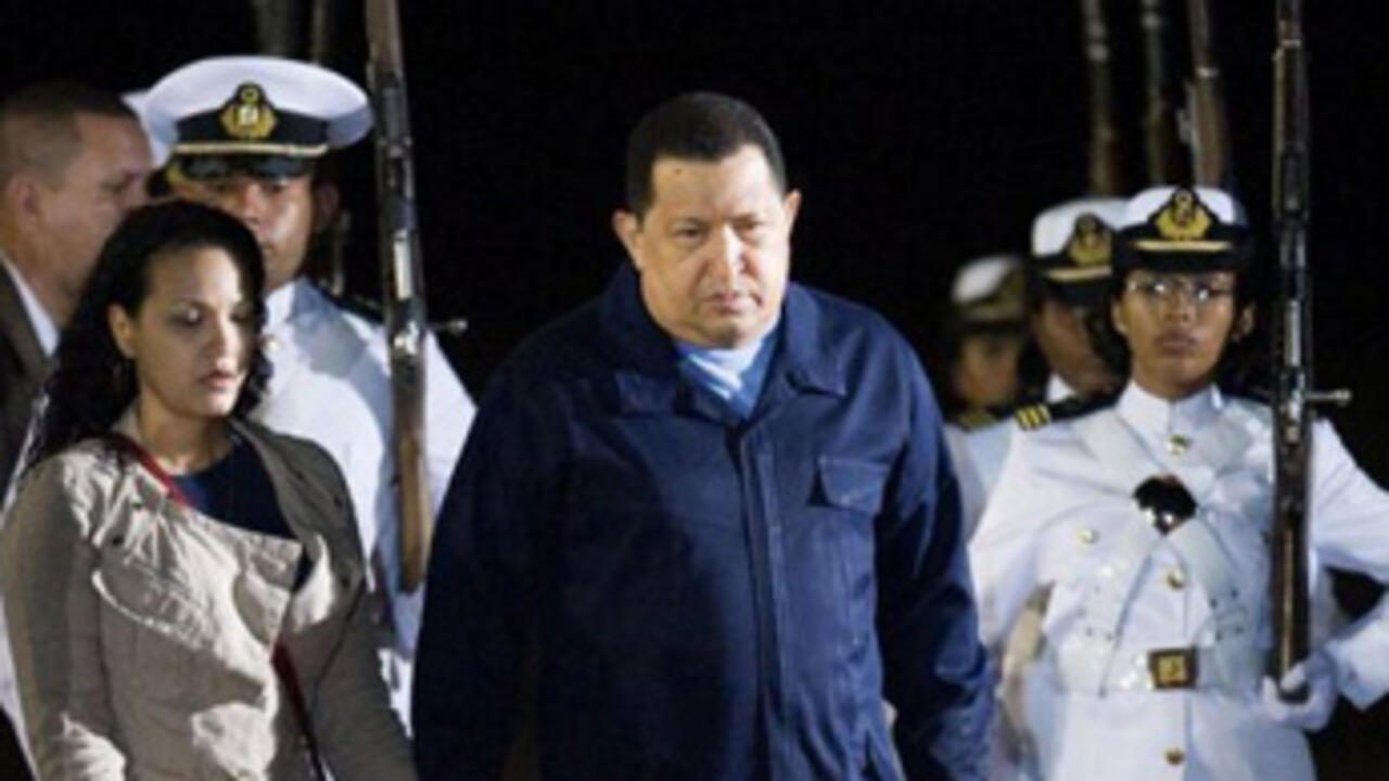 Hugo Chavez returns to Cuba for cancer treatment