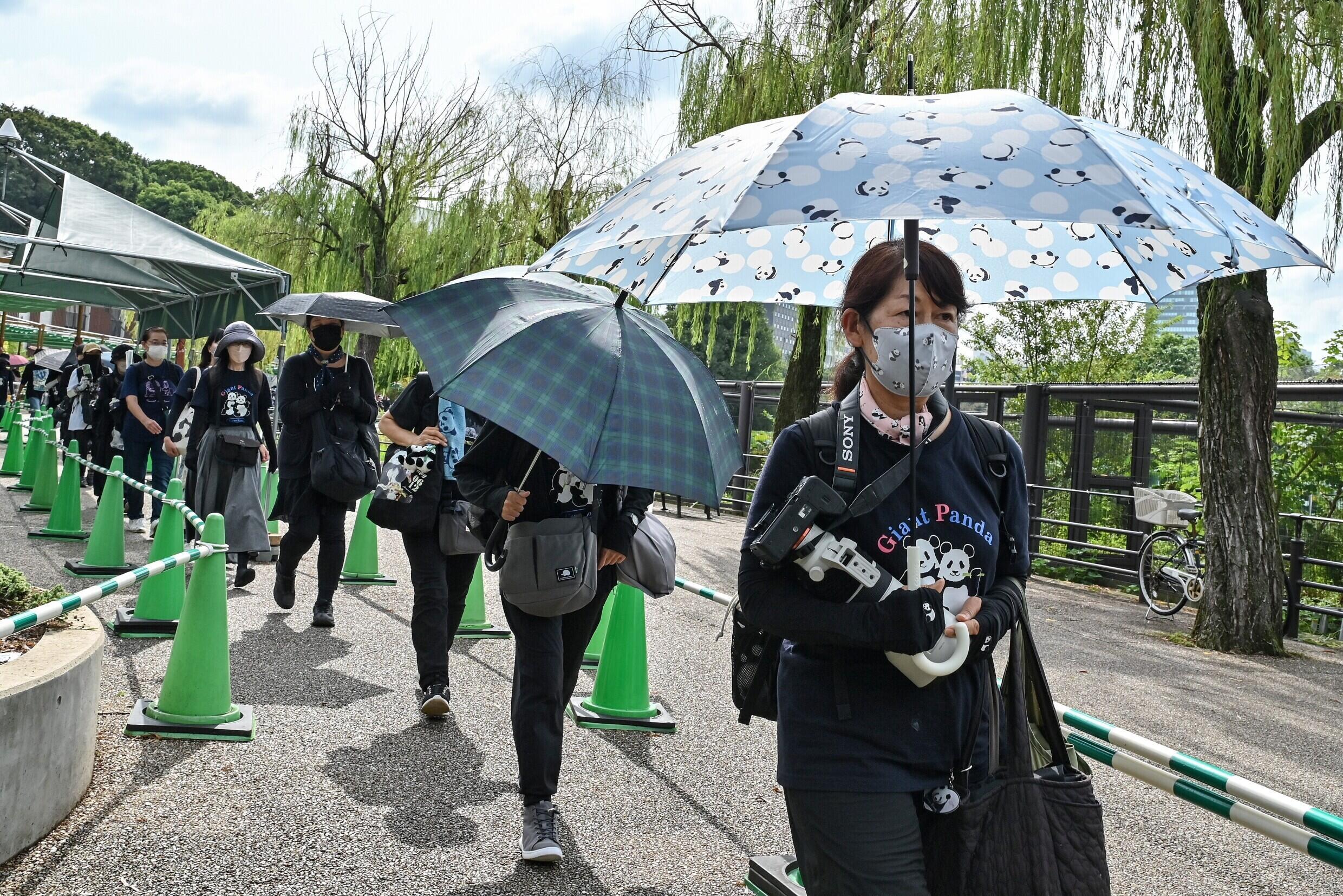 Thousands bid farewell to Tokyo zoo pandas before return to China