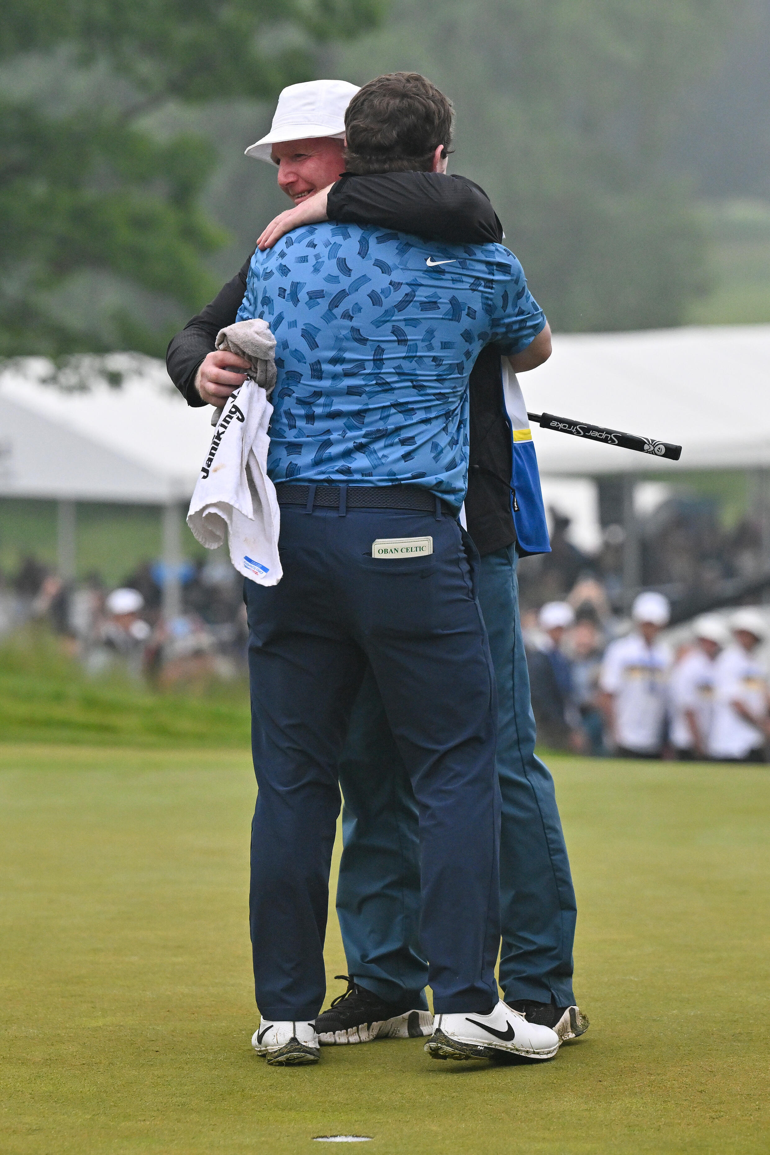 MacIntyre, with dad as caddie, gets tearful Canadian Open win