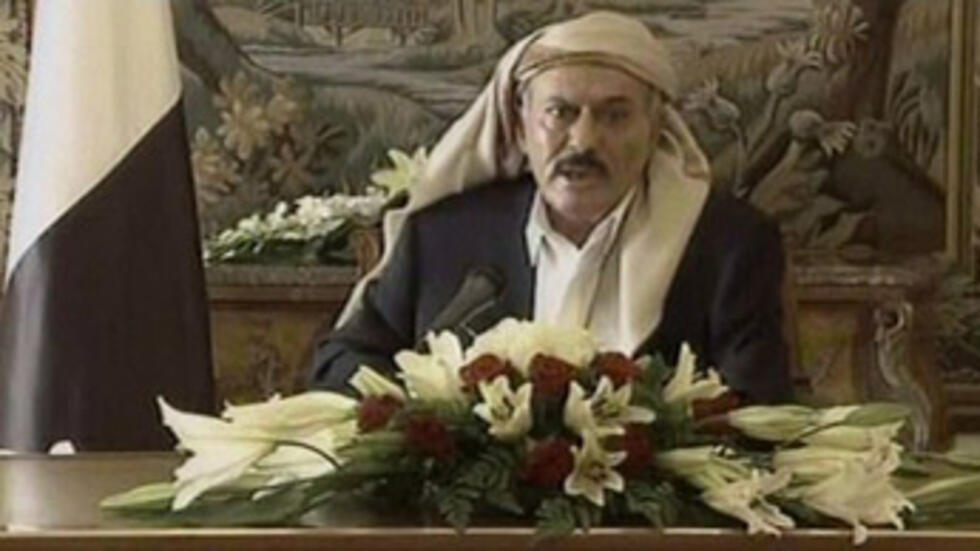 Yemen's President Saleh signs power transfer deal