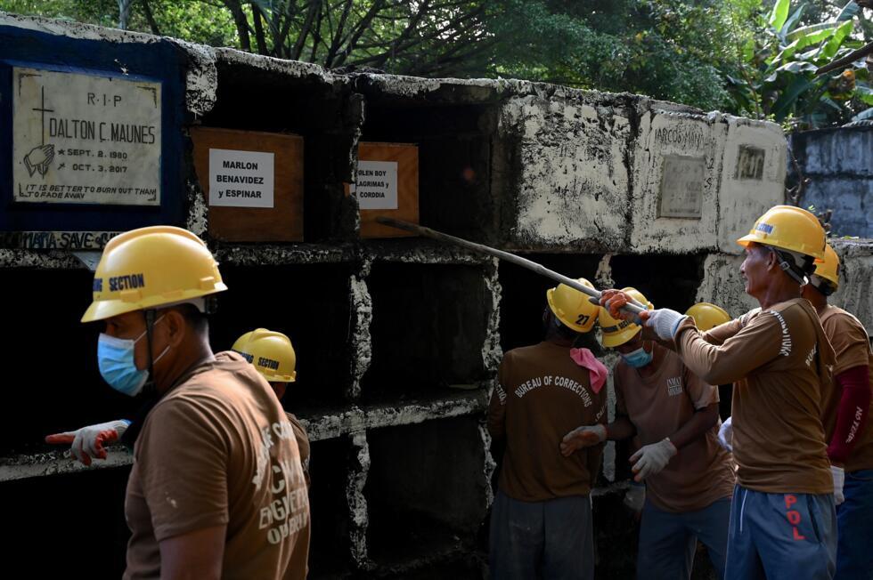 Philippines' largest prison holds mass burial for 70 inmates