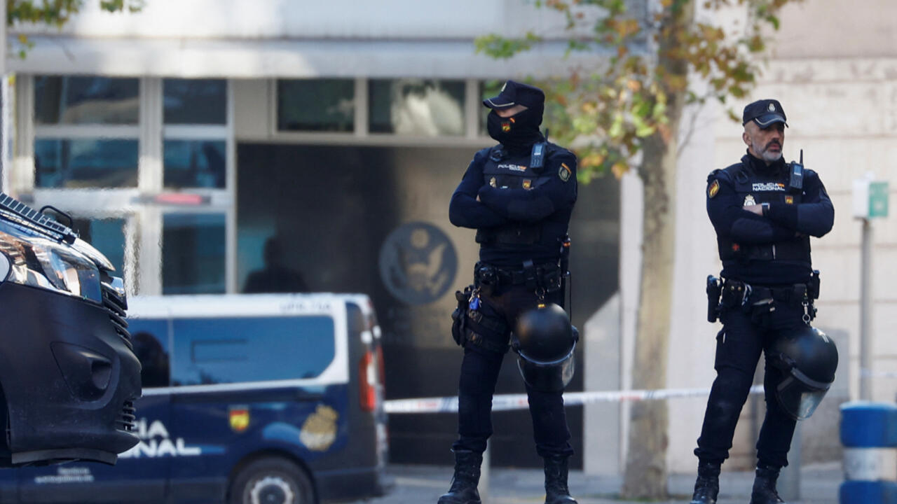 España investiga el envío de seis sobres con material incendiario a ...