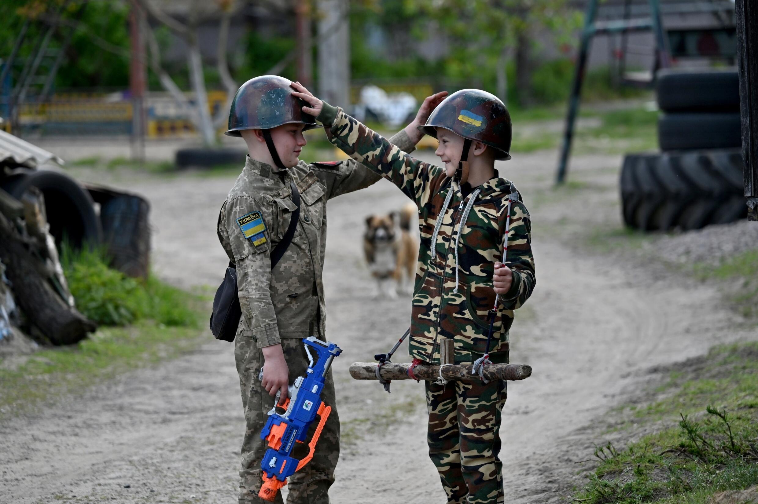 'Playing war': Conflict militarises Ukraine children