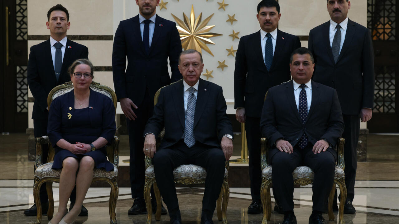 بعد توتر دام سنوات... أردوغان يستقبل سفيرة إسرائيل الجديدة لدى أنقرة ...