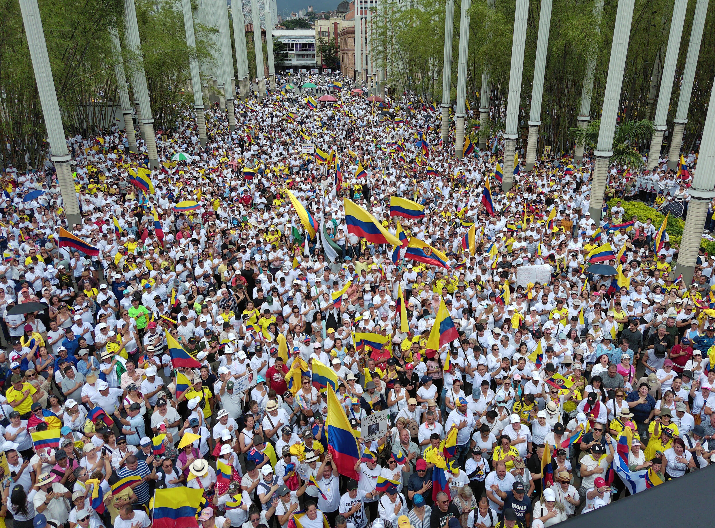 Hundreds of thousands of Colombians protest President Petro's economic ...