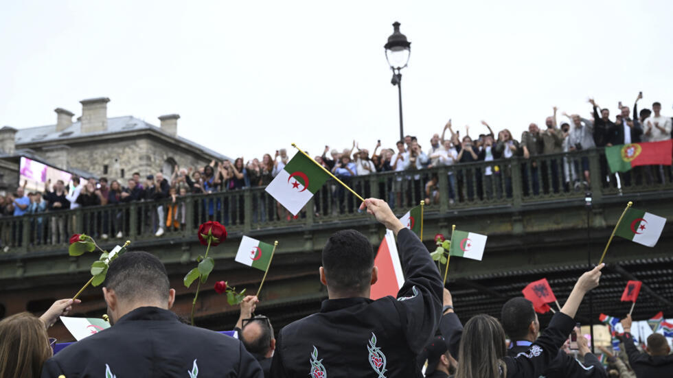 JO 2024 : sur la Seine, l'Algérie rend hommage aux victimes du massacre ...