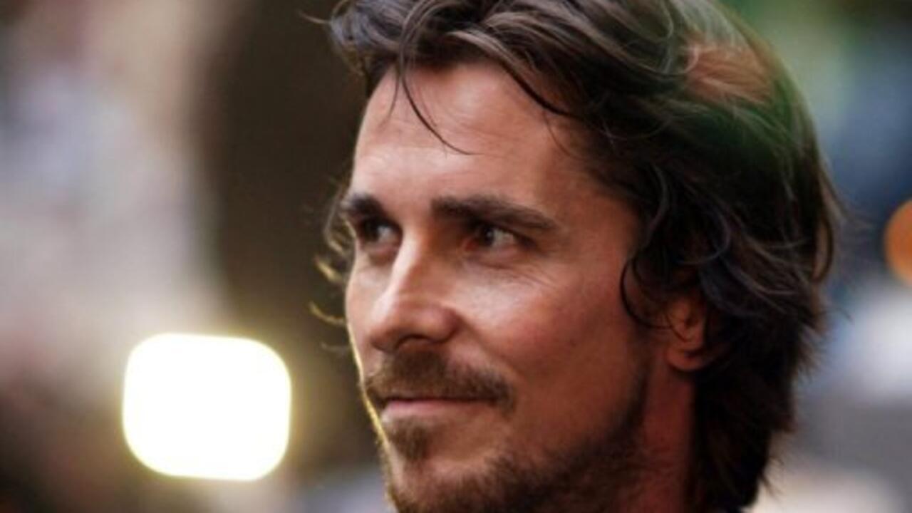 Christian Bale visits Colorado shooting victims - France 24