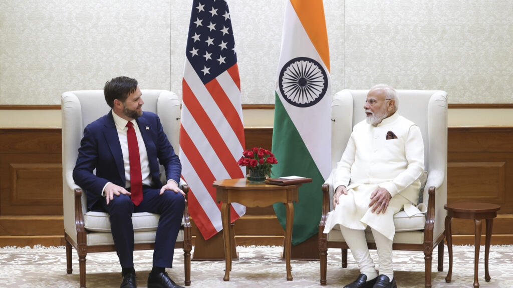 À New Delhi, J. D. Vance fait un pas avec Narendra Modi vers un accord commercial - France 24