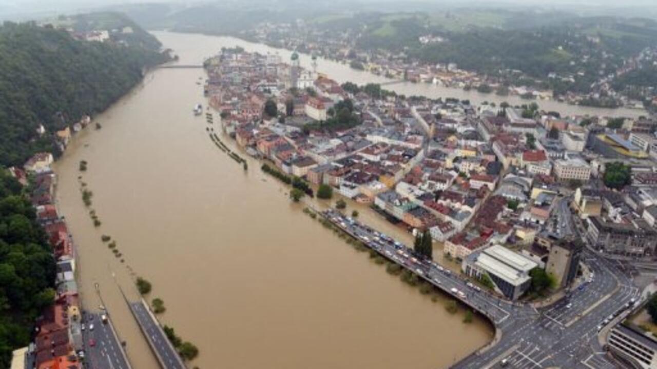 Merkel pledges €100 million in flood aid