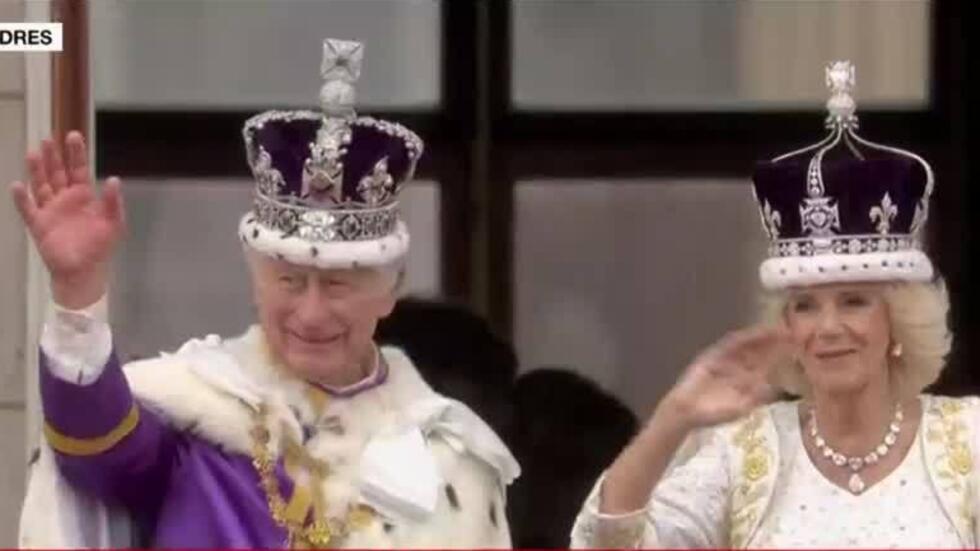 Le roi Charles III et la reine Camilla acclamés du balcon de Buckingham - France 24