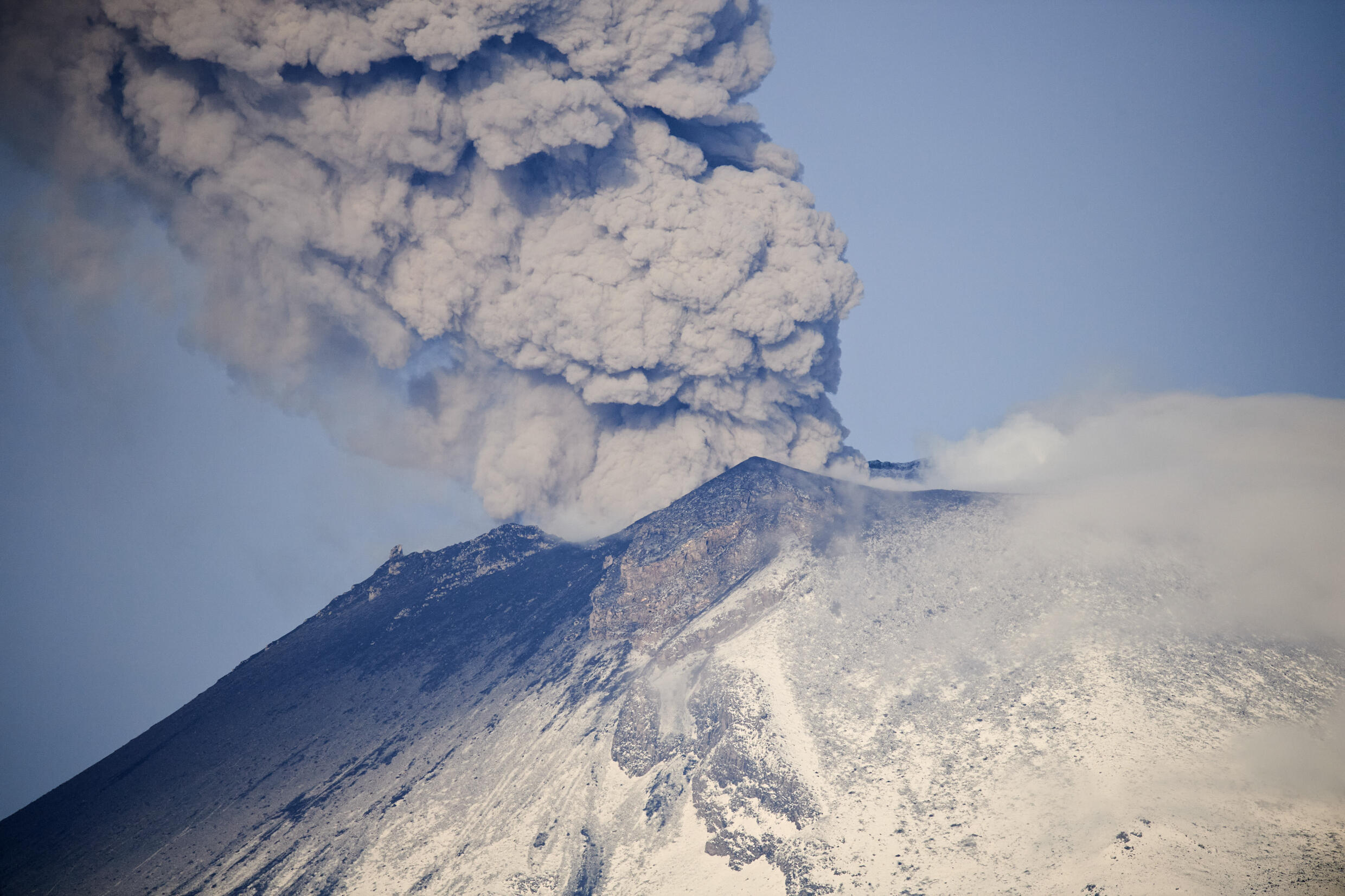 Shaking roofs, frayed nerves as Mexico's 'Popo' volcano rumbles