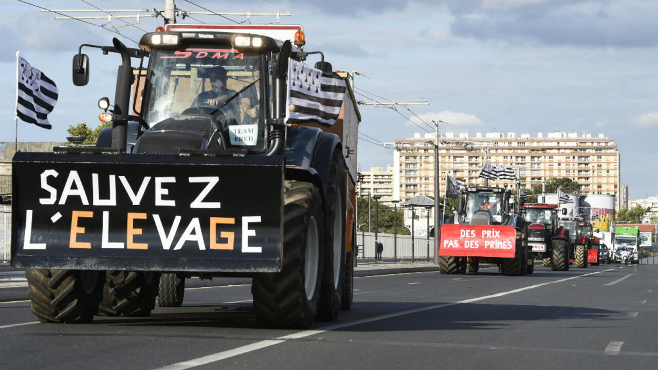 France offers new farm aid as 1,500 tractors hit Paris streets