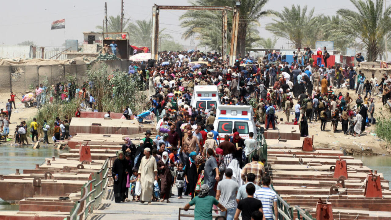 Video: Iraqi refugees struggle to flee Ramadi violence
