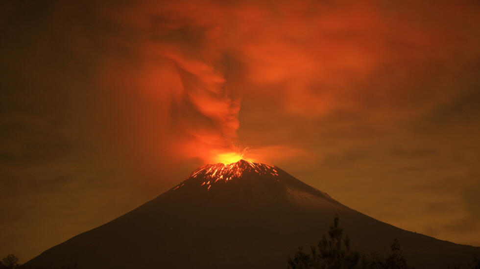 Shaking roofs, frayed nerves as Mexico's 'Popo' volcano rumbles