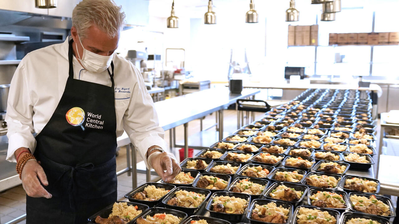 Covid-19: French chef Ripert feeds New York’s front-line medical workers