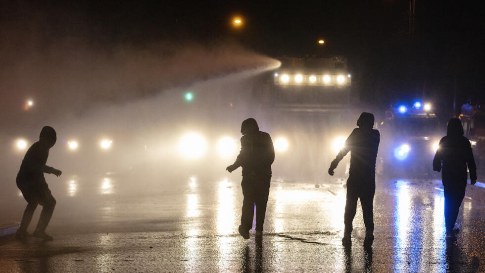 Riots flare again in Northern Ireland despite calls for calm