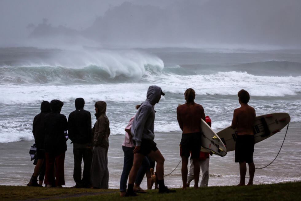 Australia readies as cyclone veers towards eastern coast