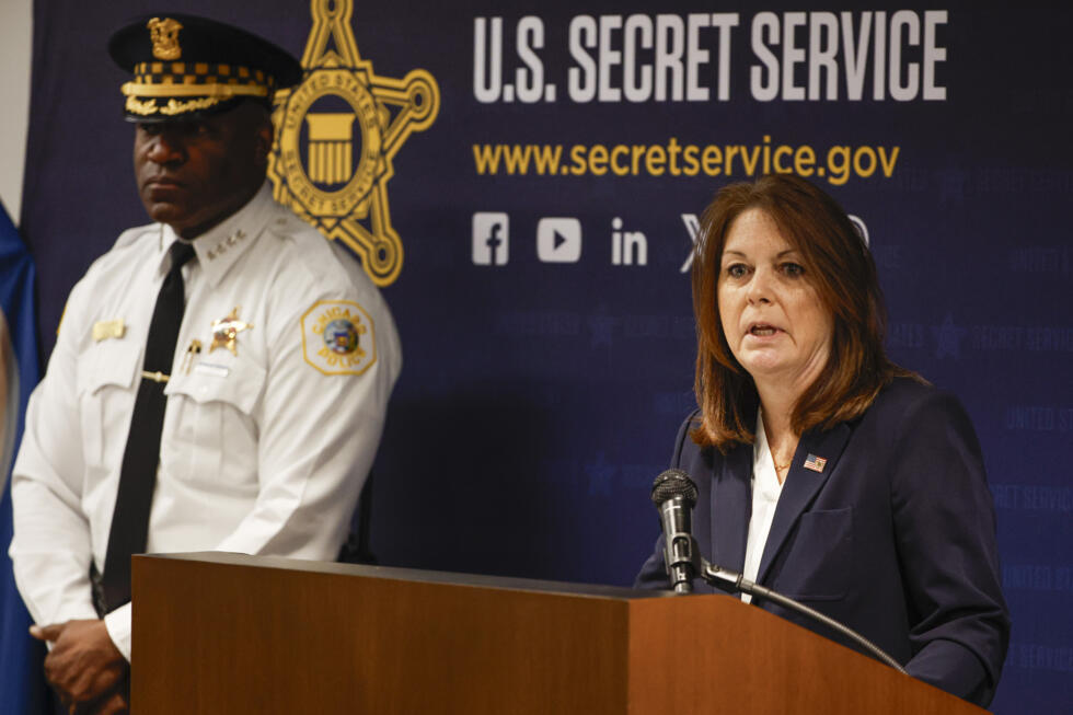 US right takes aim at women Secret Service agents who protected Trump