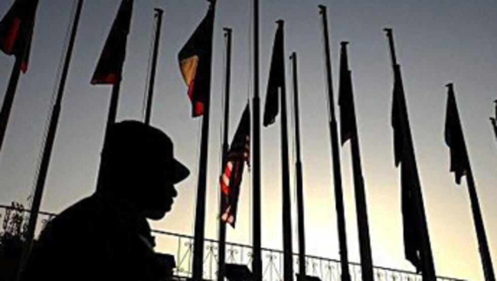 Obama leaning towards compromise strategy on Afghanistan, officials say