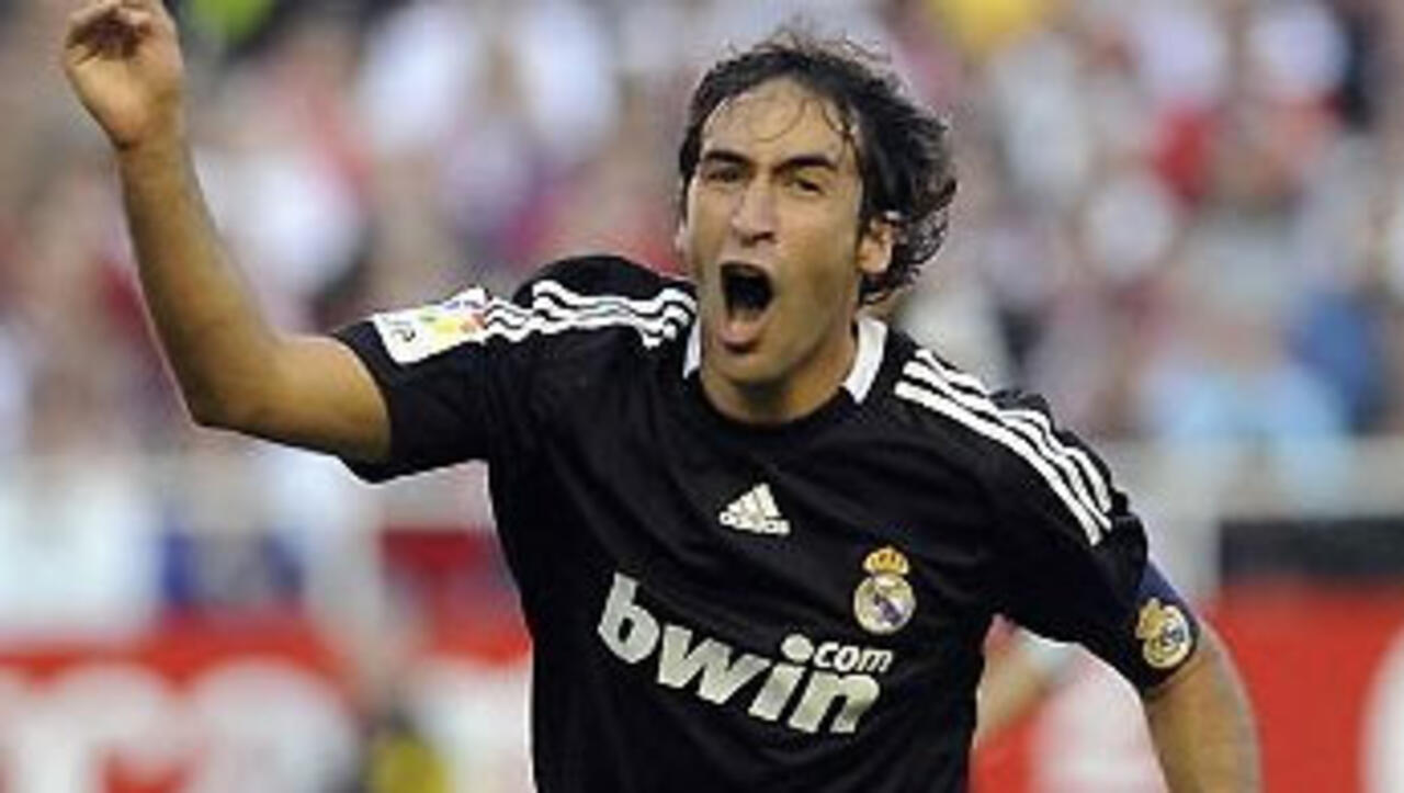 Raul fires Real Madrid closer to Barcelona