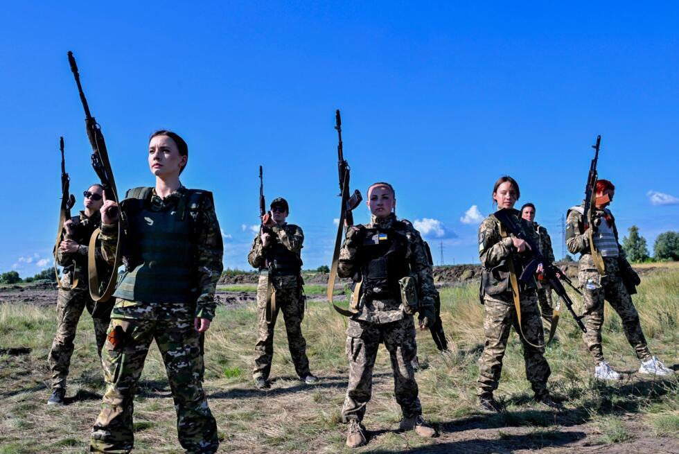 Ukrainian women fight for uniforms that fit
