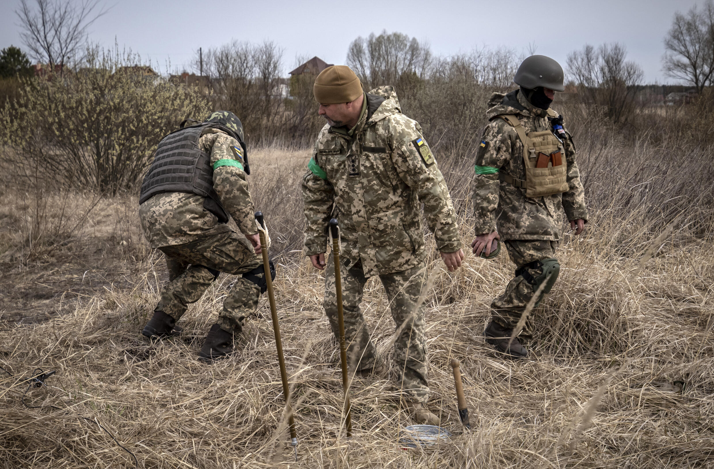 Ukrainian sappers defuse Russian minefield outside Kyiv