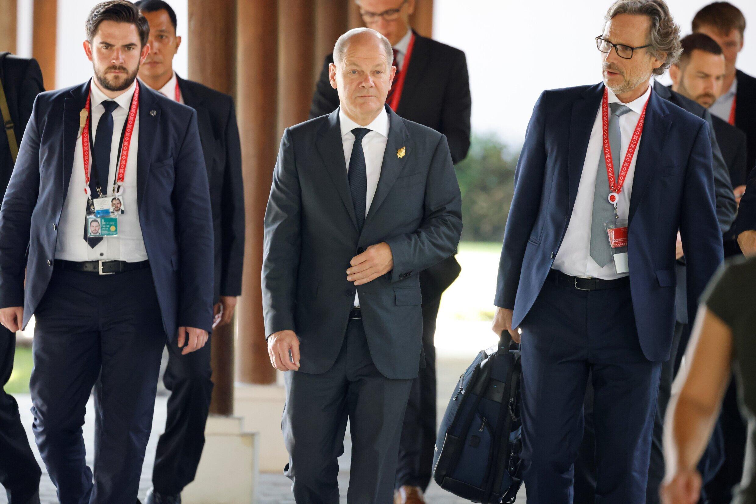 Pologne: Biden juge "improbable" un tir depuis la Russie