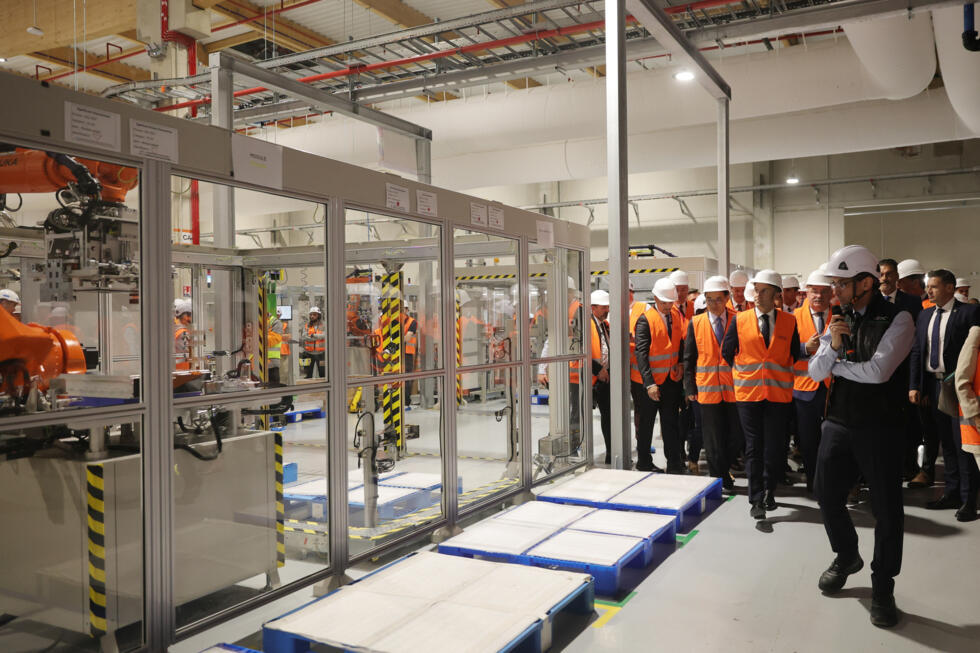 "Merci et bravo" : Macron défend son bilan industriel et écologique à Douai