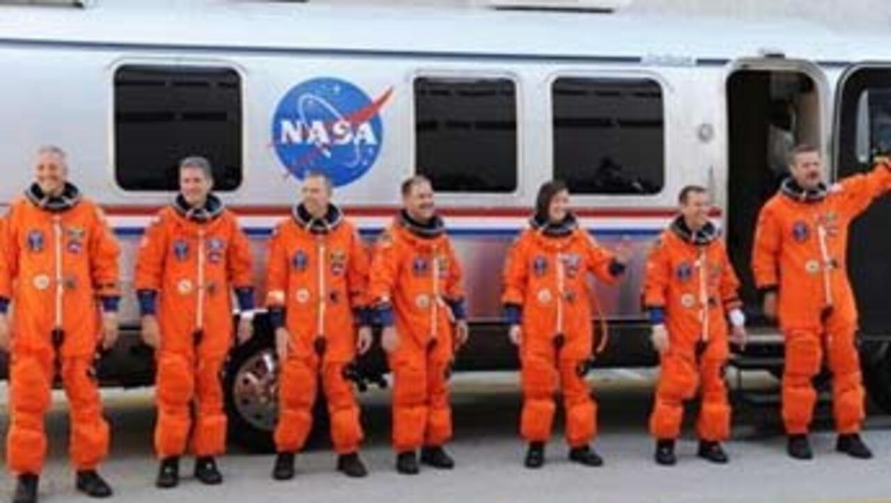 Last mission to service Hubble takes off - France 24